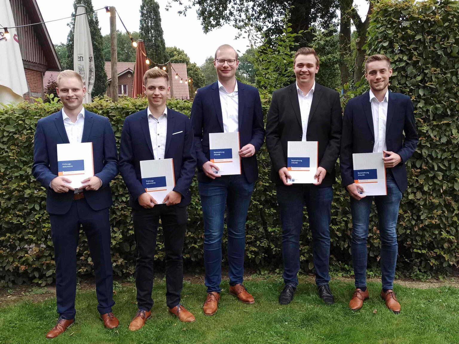 Ausbildung plus Karriere Ausbildung.Plus-Wirtschaftsfachwirte verlassen ...
